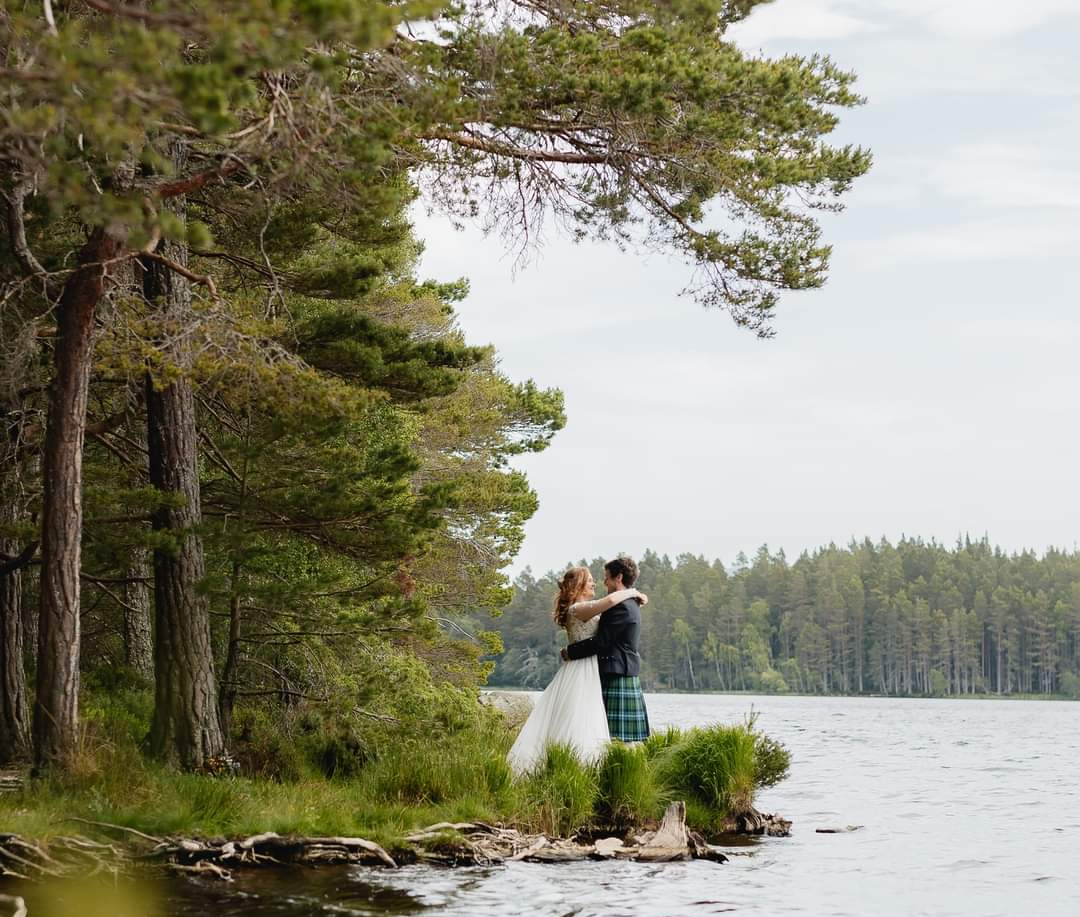A relaxed wedding in the Scottish Highlands – Onie Tibbitt, Agnostic Scotland Celebrant